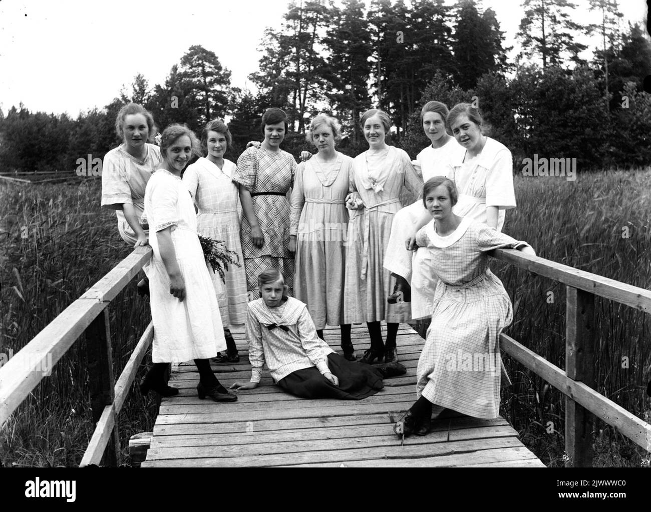 Girls gathered hi-res stock photography and images - Alamy