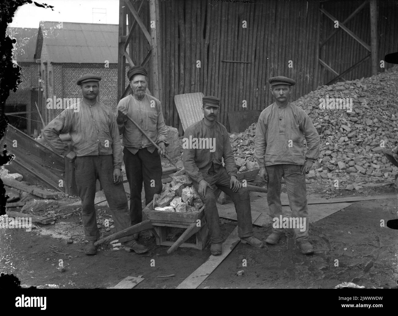 A group of workers, possible work with stonework. En grupp arbetare, ev ...