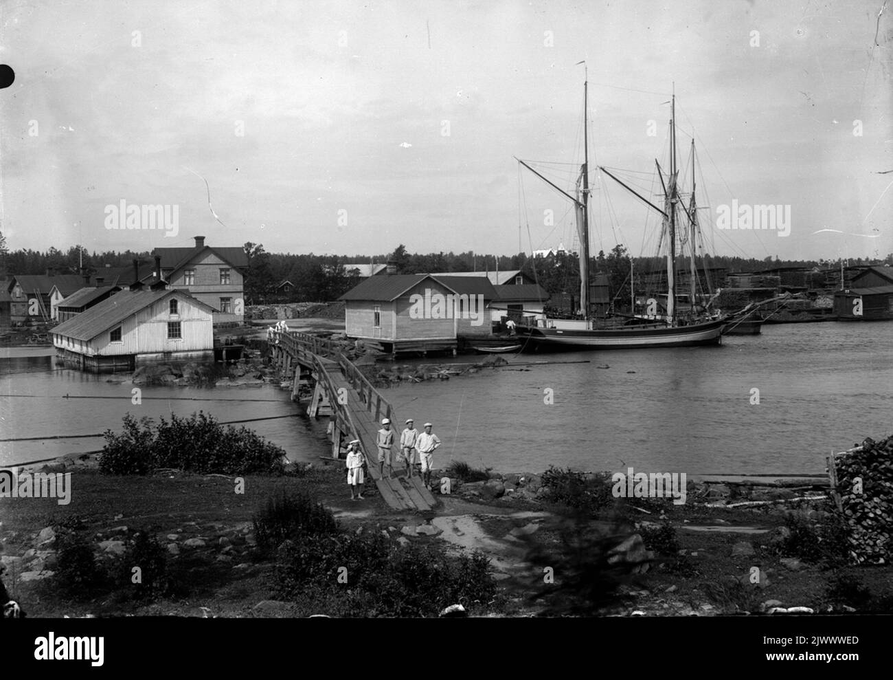Sailing box at loading docks in Norrsundet. Segelskuta vid lastbryggor ...