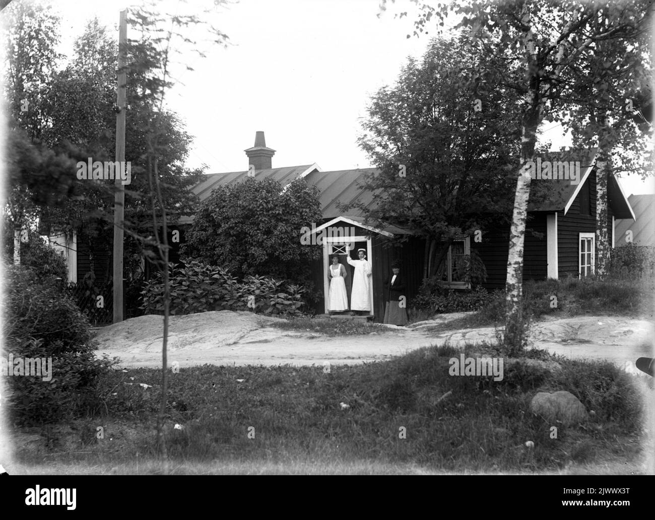 People outside exterior structure Black and White Stock Photos & Images ...