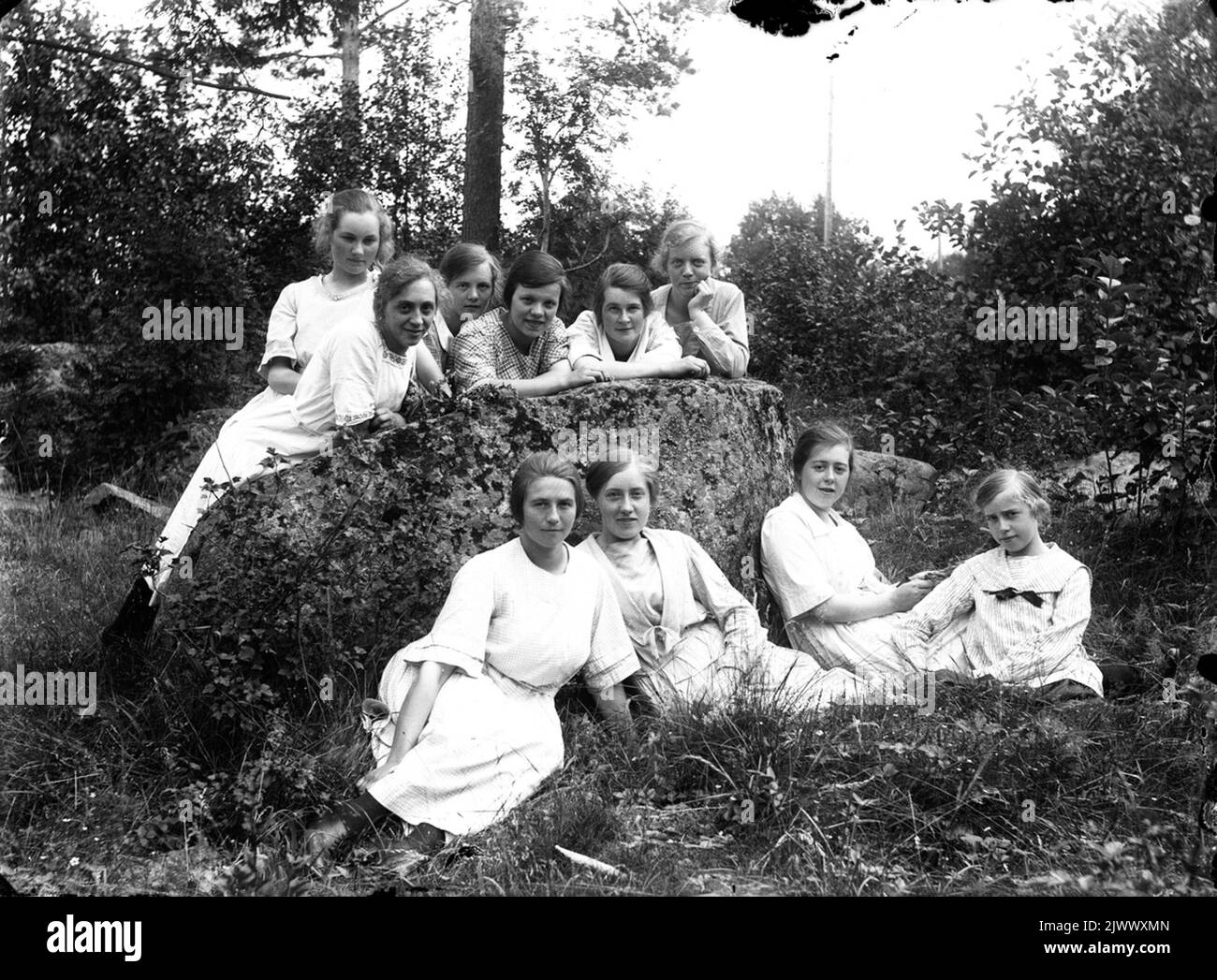 Ten girls in nature. Tio flickor i naturen Stock Photo - Alamy