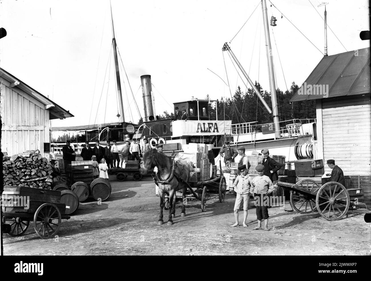 The steamboat "Alfa" at the bridge in Norrsundet. Ångbåten "Alfa" vid ...