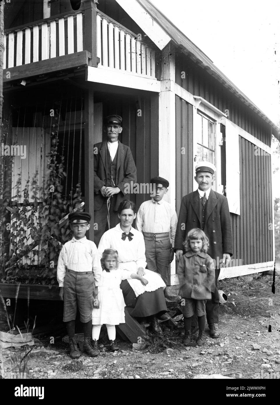 Family group photograph picture Black and White Stock Photos & Images ...