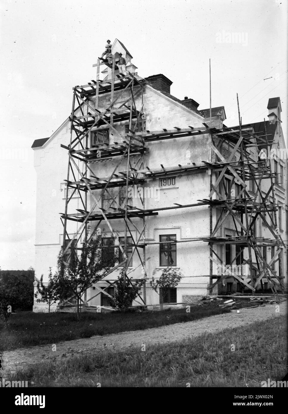 Mason at the old municipal home (Poverty House). Murare vid gamla ...
