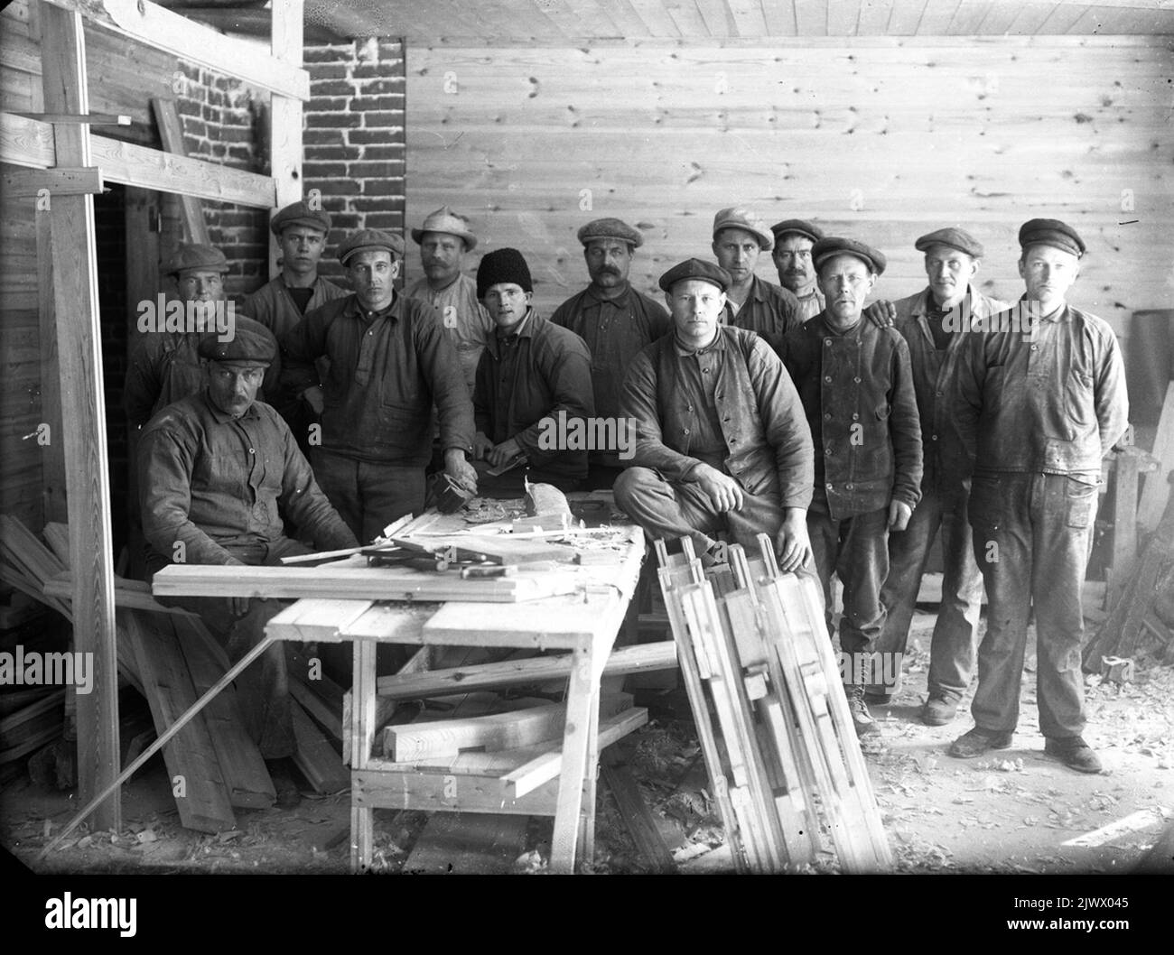 Group image, carpenters, probably Villander's building in Bergby ...
