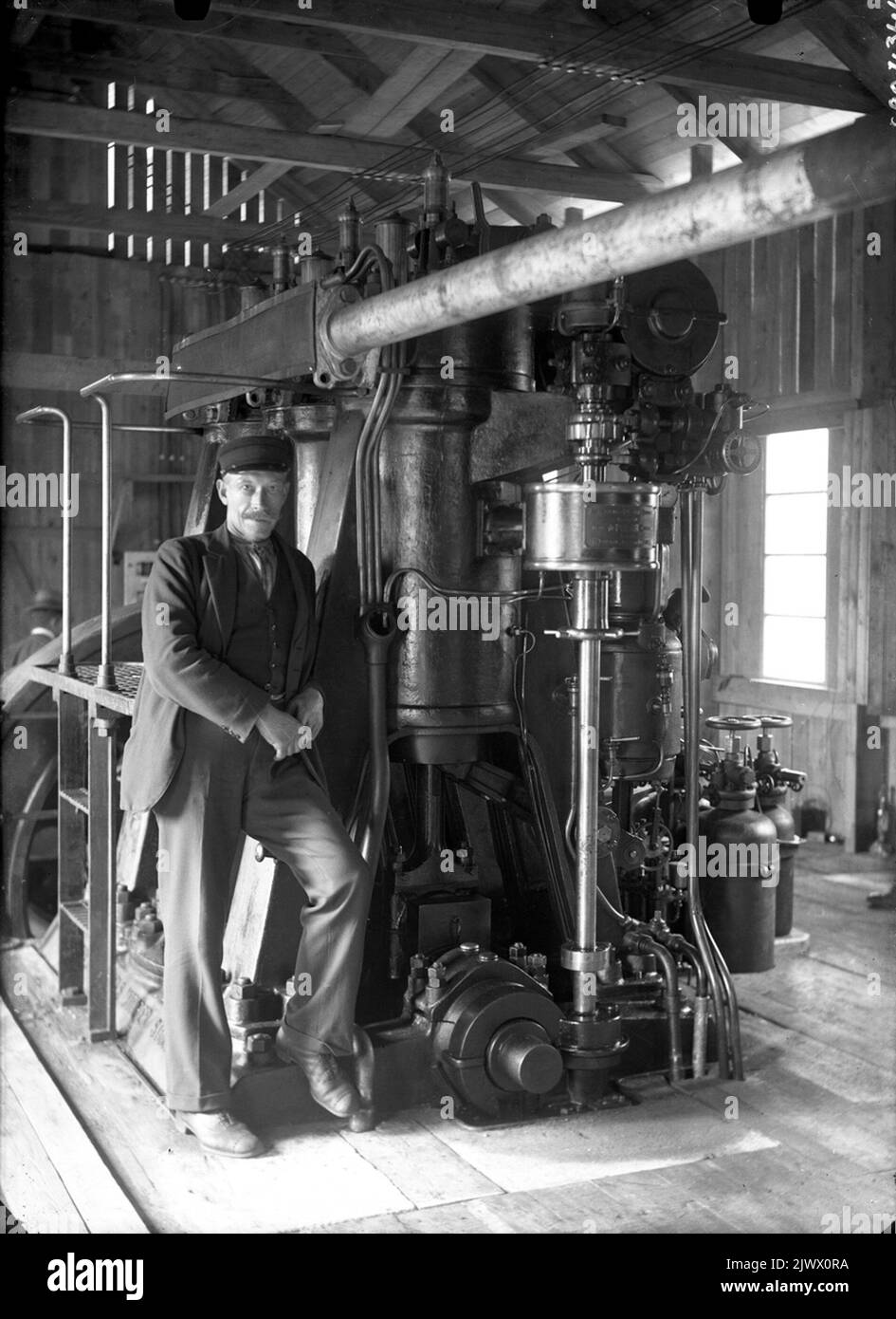 Steam engine with machine. Ångmaskin med maskinist Stock Photo - Alamy