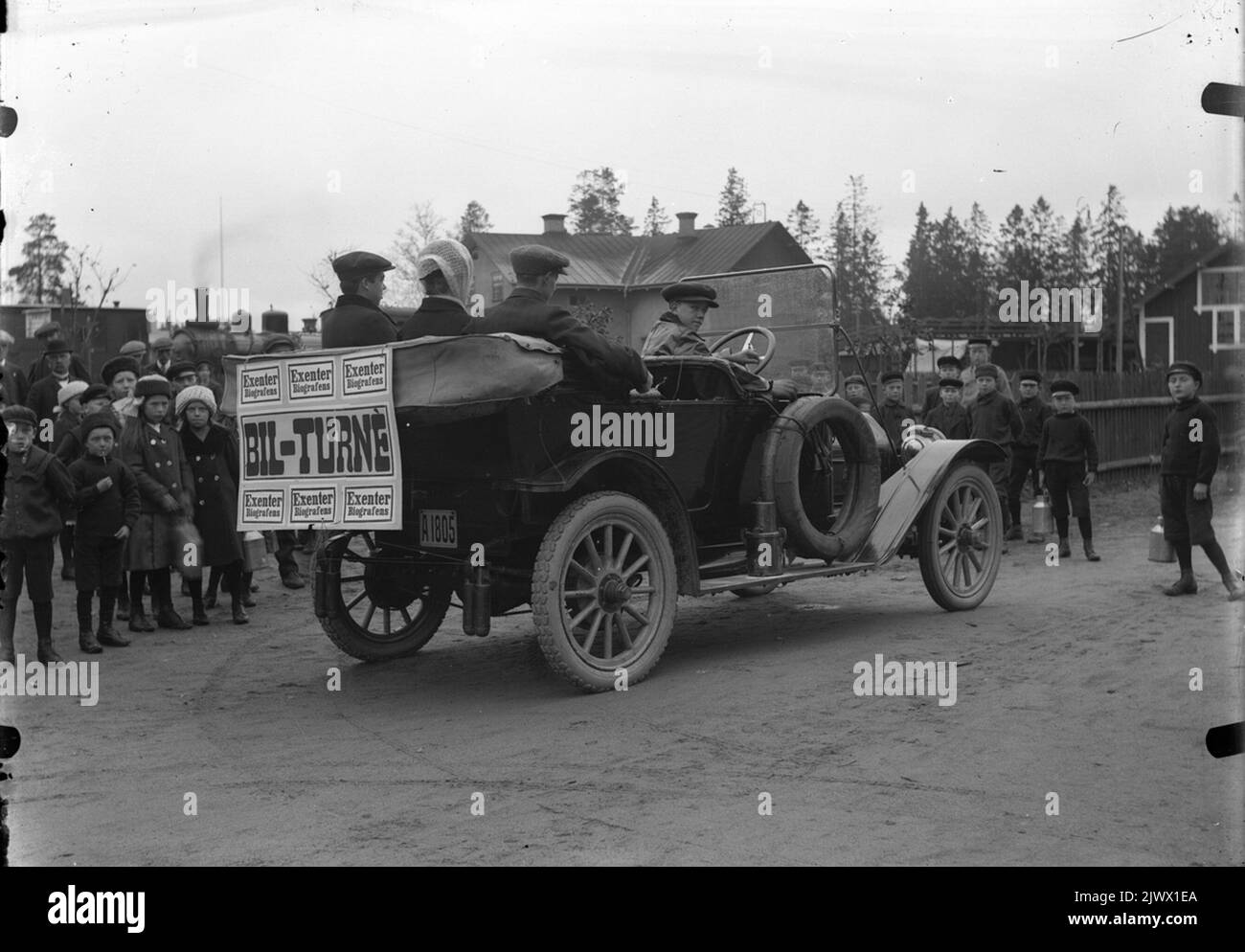 Car with a billboard, exects the cinema. Bil med reklamskylt, Exenter ...