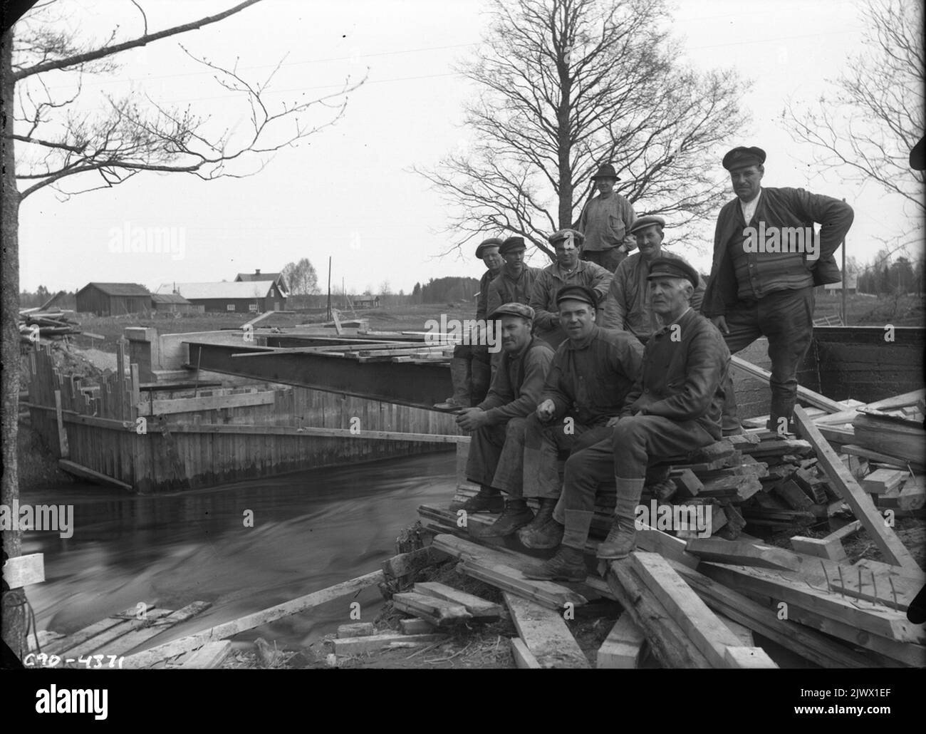 Workers at bridge construction. Arbetare vid brobygge Stock Photo - Alamy