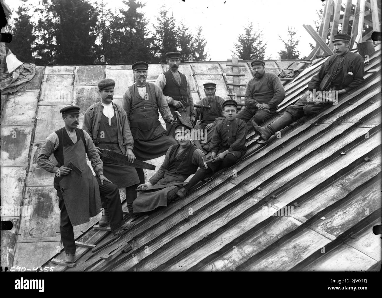 Nine construction workers on roof. Nio byggnadsarbetare på tak Stock ...