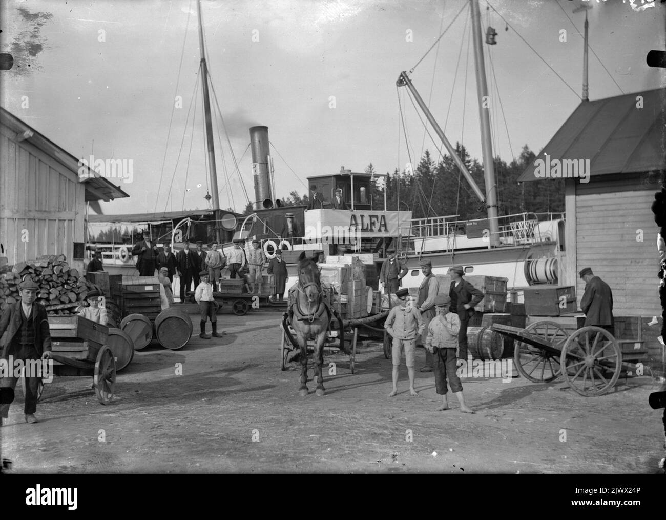 The steamboat "Alfa" at the bridge in Norrsundet. Ångbåten "Alfa" vid ...