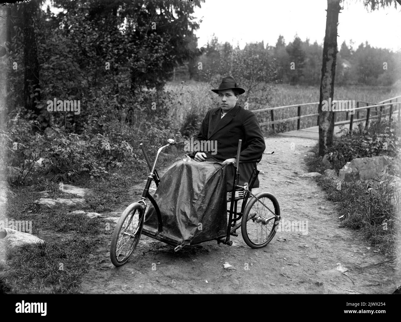 Man sitting in disability vehicles. Man sittande i invalidfordon Stock ...