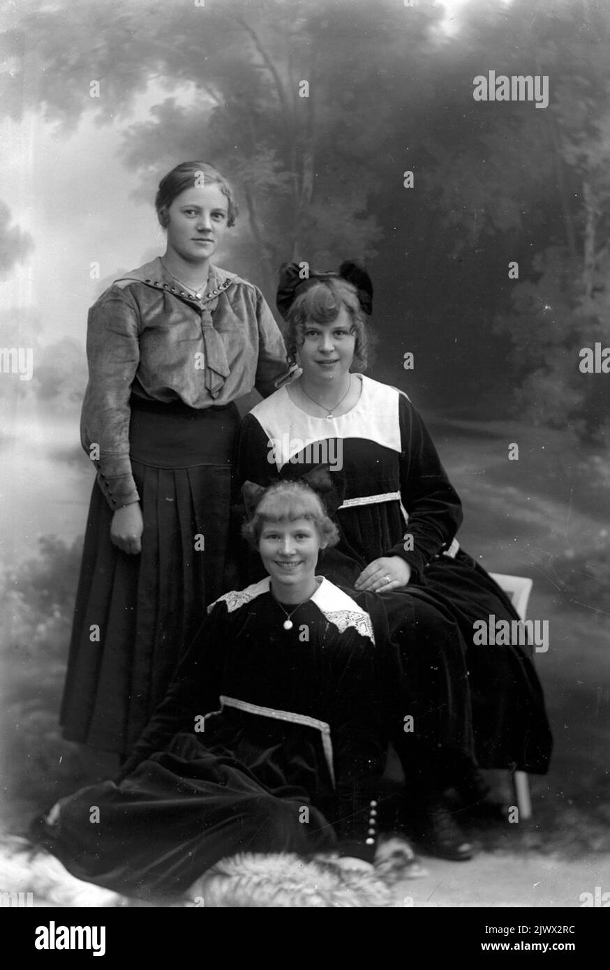 Three women historic history hi-res stock photography and images - Alamy