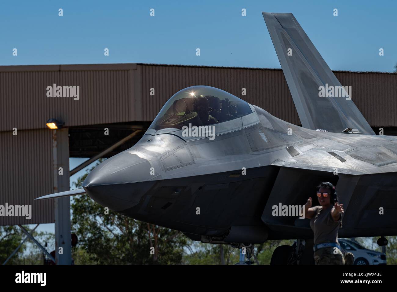 An F-22 Raptor taxis at Royal Australian Air Force Base Curtin, Western ...