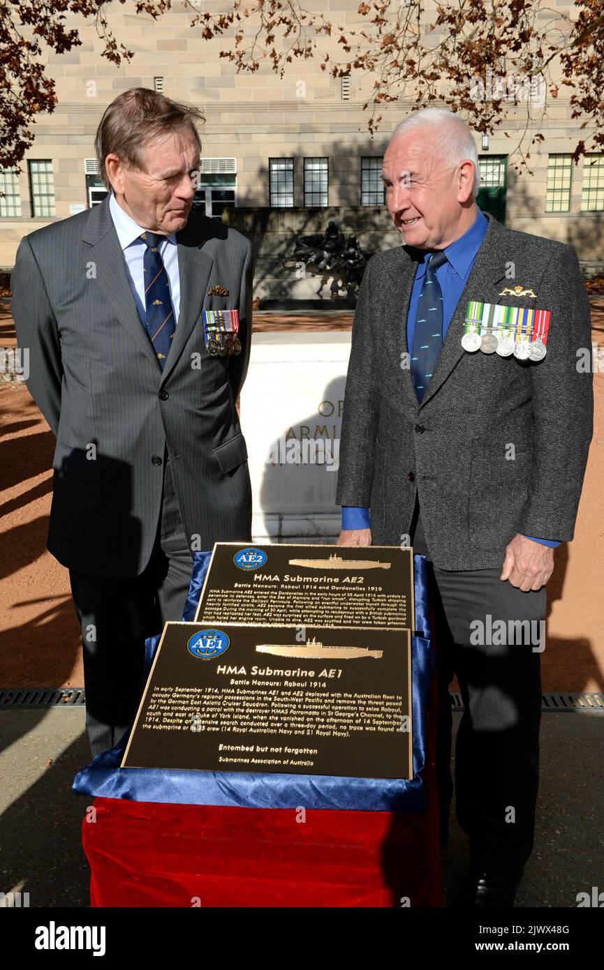 Commander Michael Carew and Captain Ian Noble unveil the dedication ...