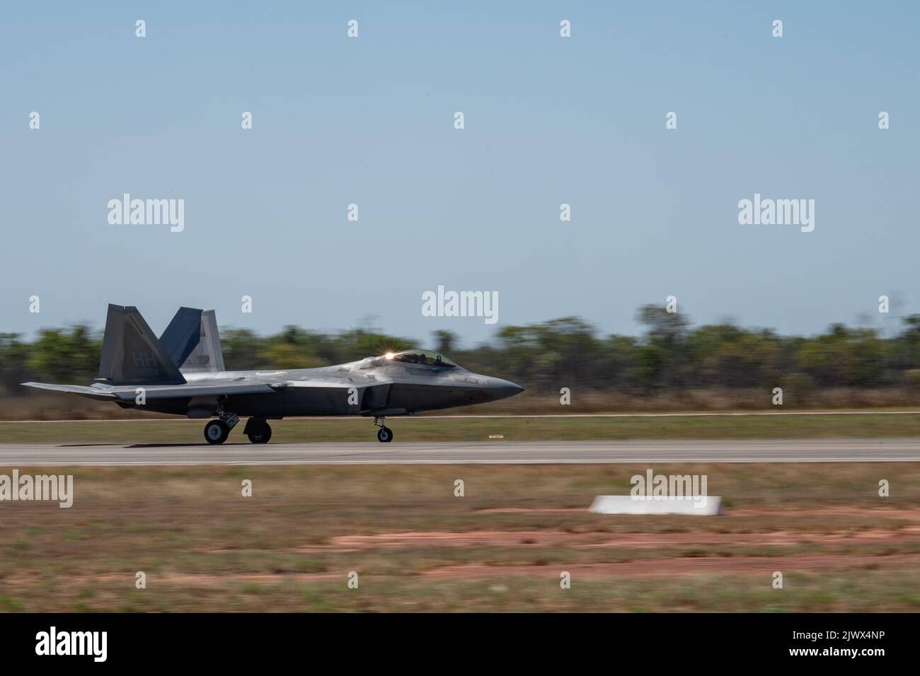 An F-22 Raptor lands at Royal Australian Air Force Base Curtin, Western ...