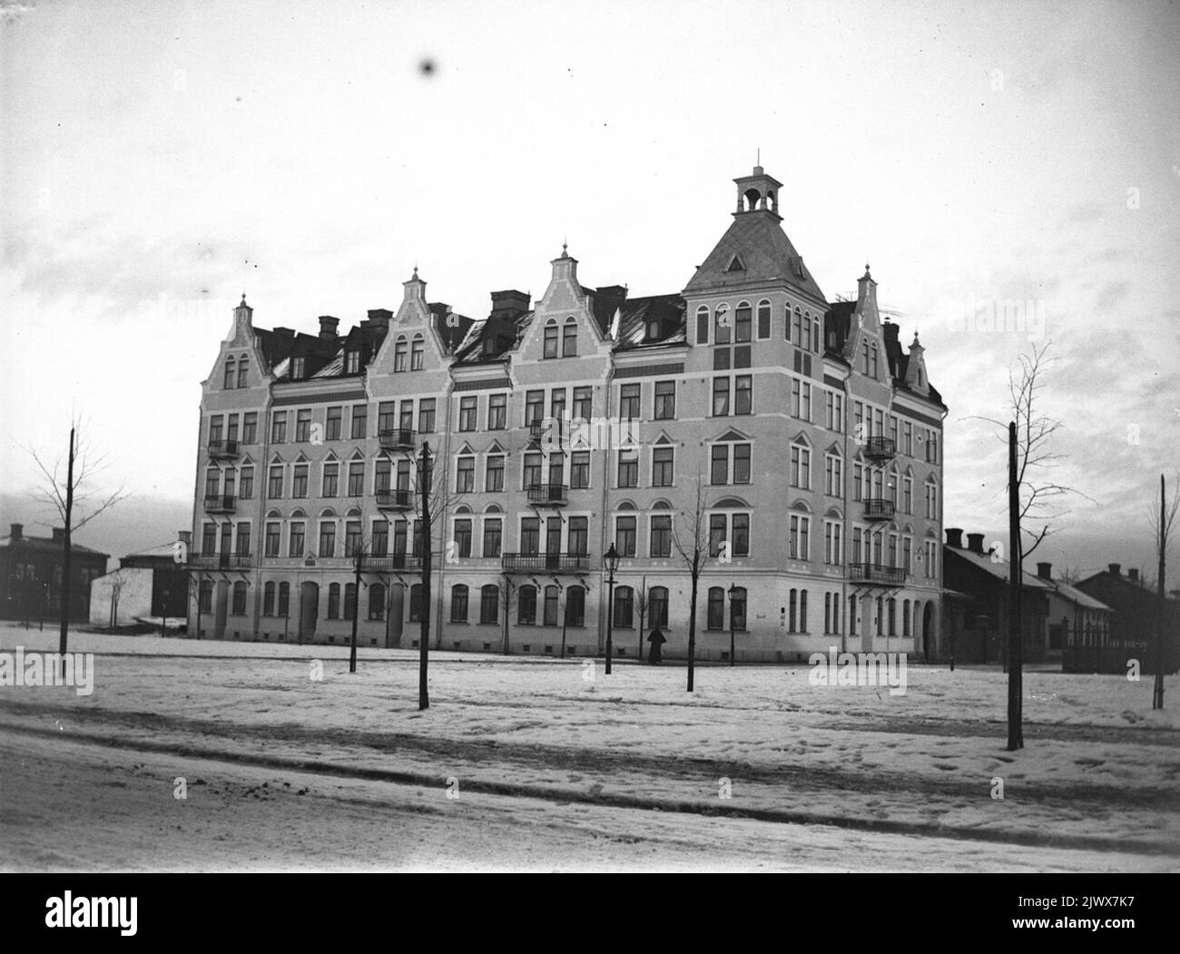 This pompous building is located in the corner of Norra Rådmansgatan 24 ...