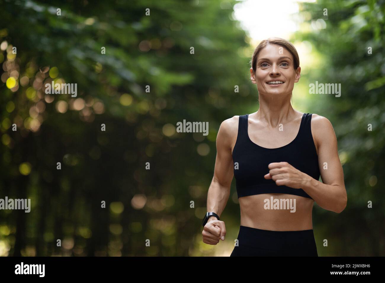 Lady jogging hi-res stock photography and images - Alamy