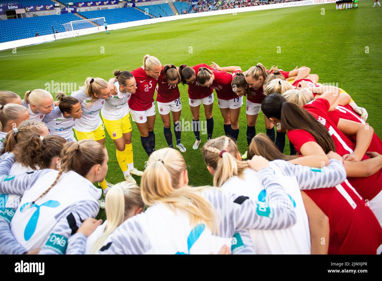 Oslo, Norway. 06th Sep, 2022. The players of Norway unite in a circle before the Women's World ...