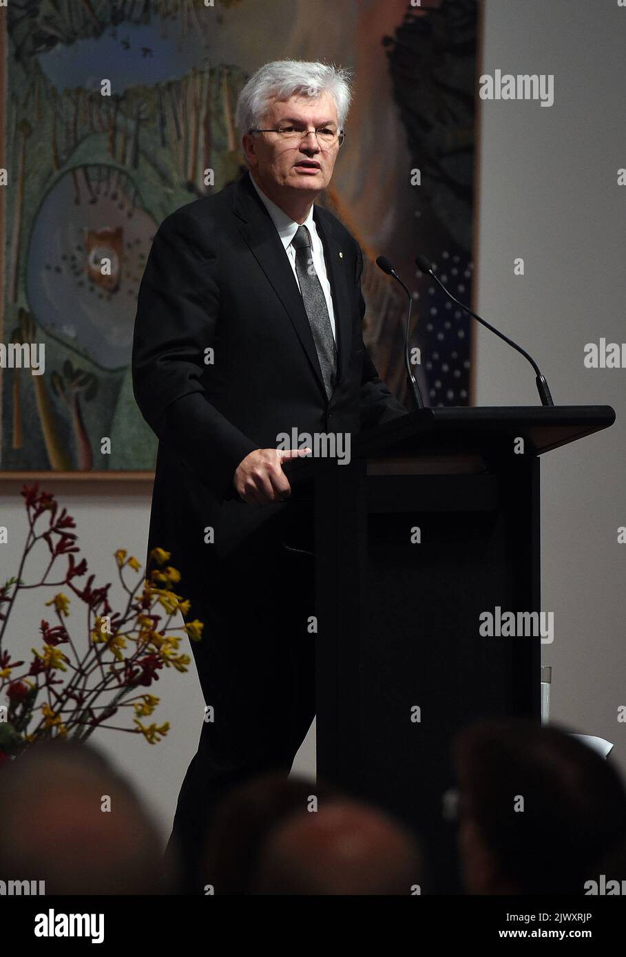 Prof Glyn Davis speaks during the memorial for former Queensland ...