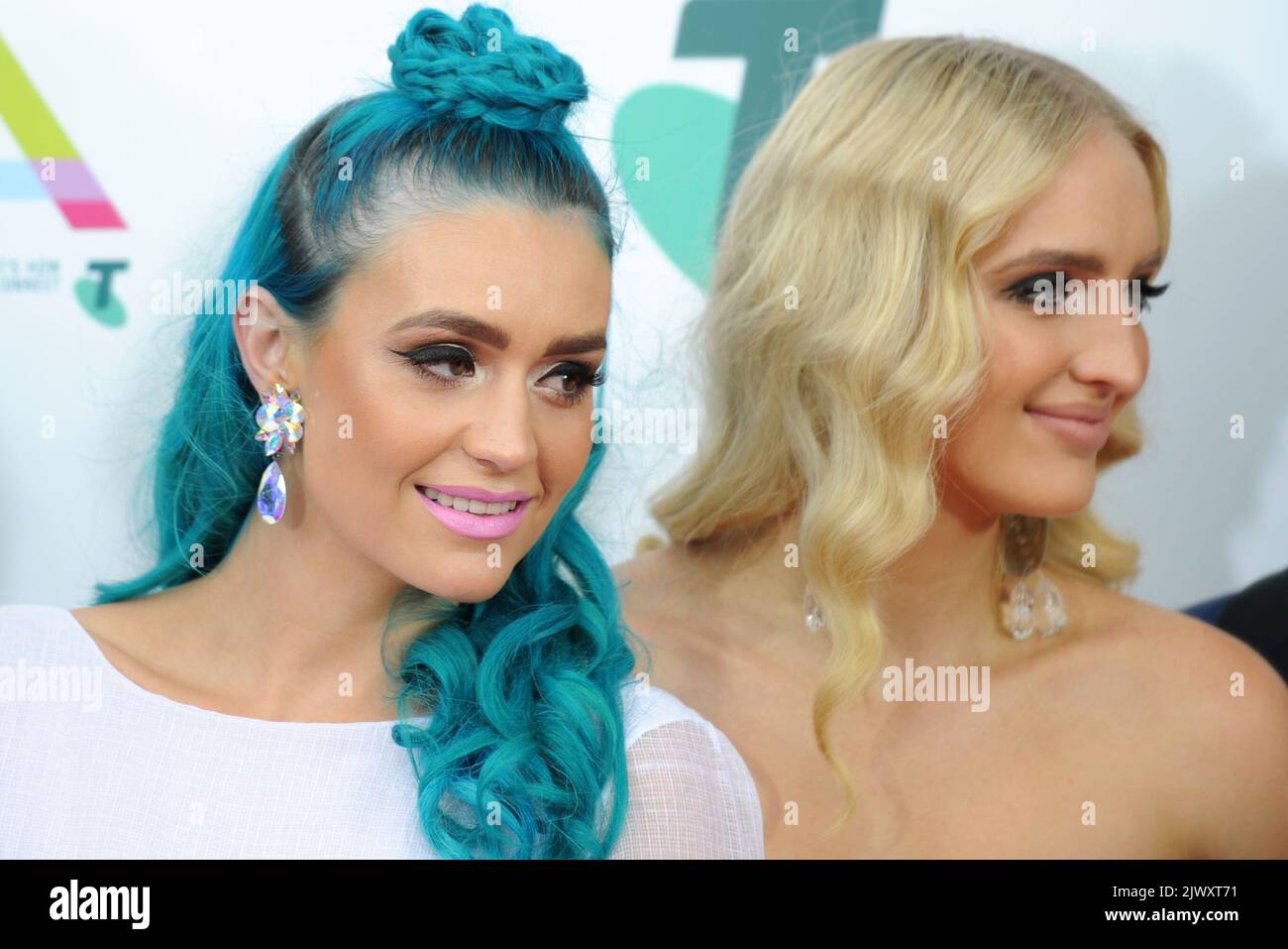 Emma Sheppard and Amy Sheppard of Band Sheppard arrives at the 28th ...