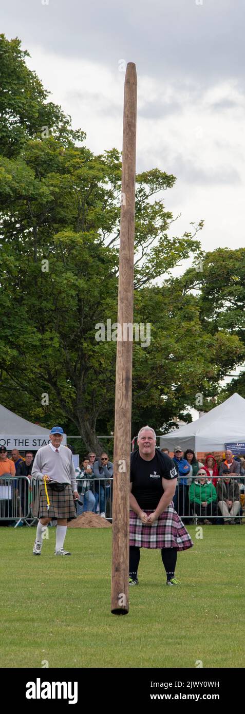 Tossing the Caber, Highland Games, North Berwick Stock Photo - Alamy