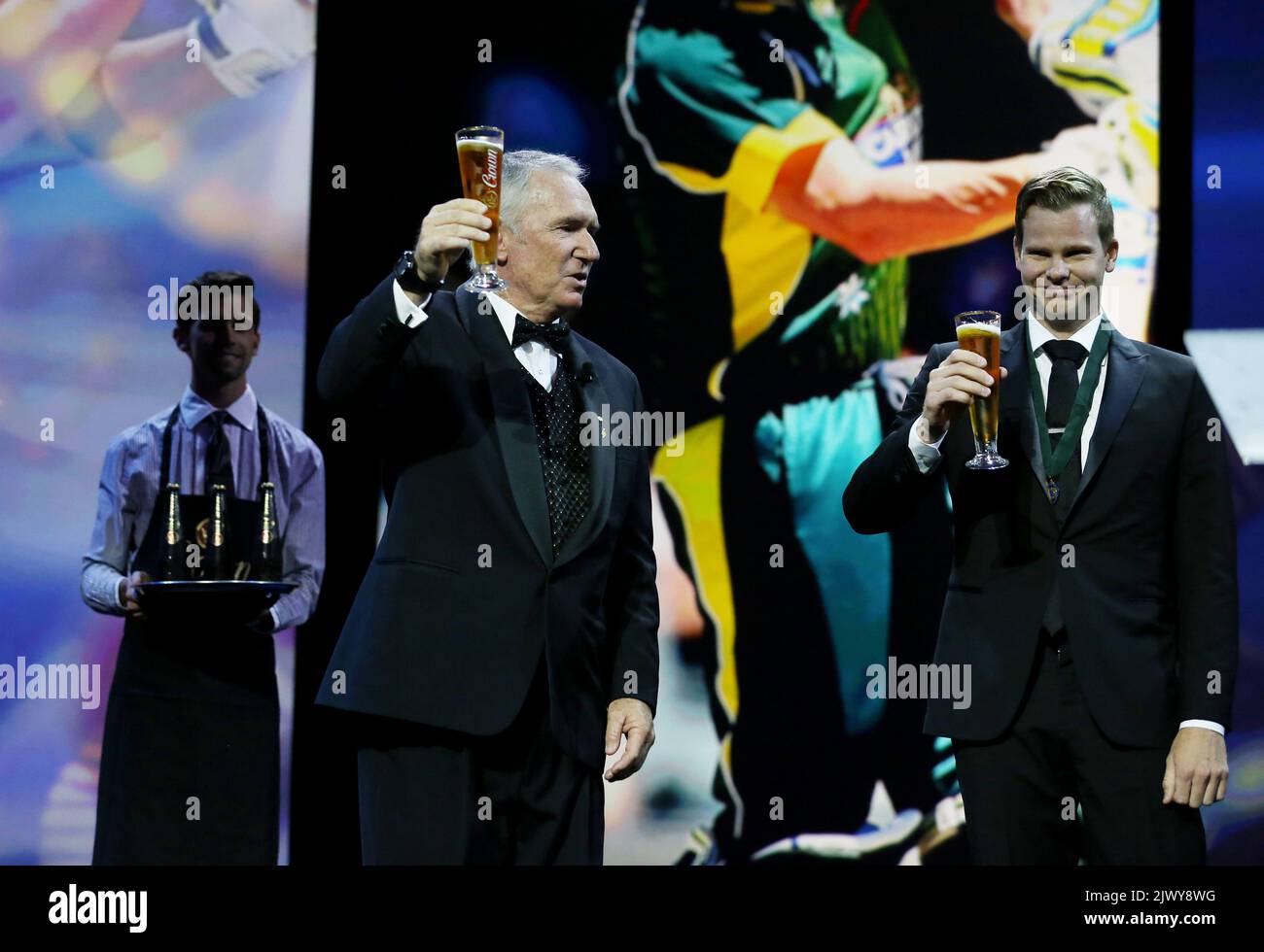 Allan Border raises a glass to Steve Smith after winning the 2015 Allan ...