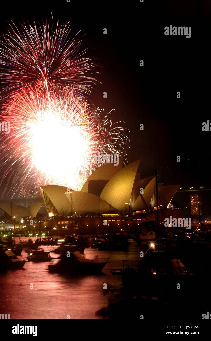Fireworks explode over the Sydney Opera House Stock Photo - Alamy