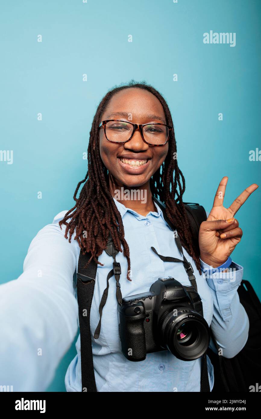 Girl giving peace sign hi-res stock photography and images - Alamy