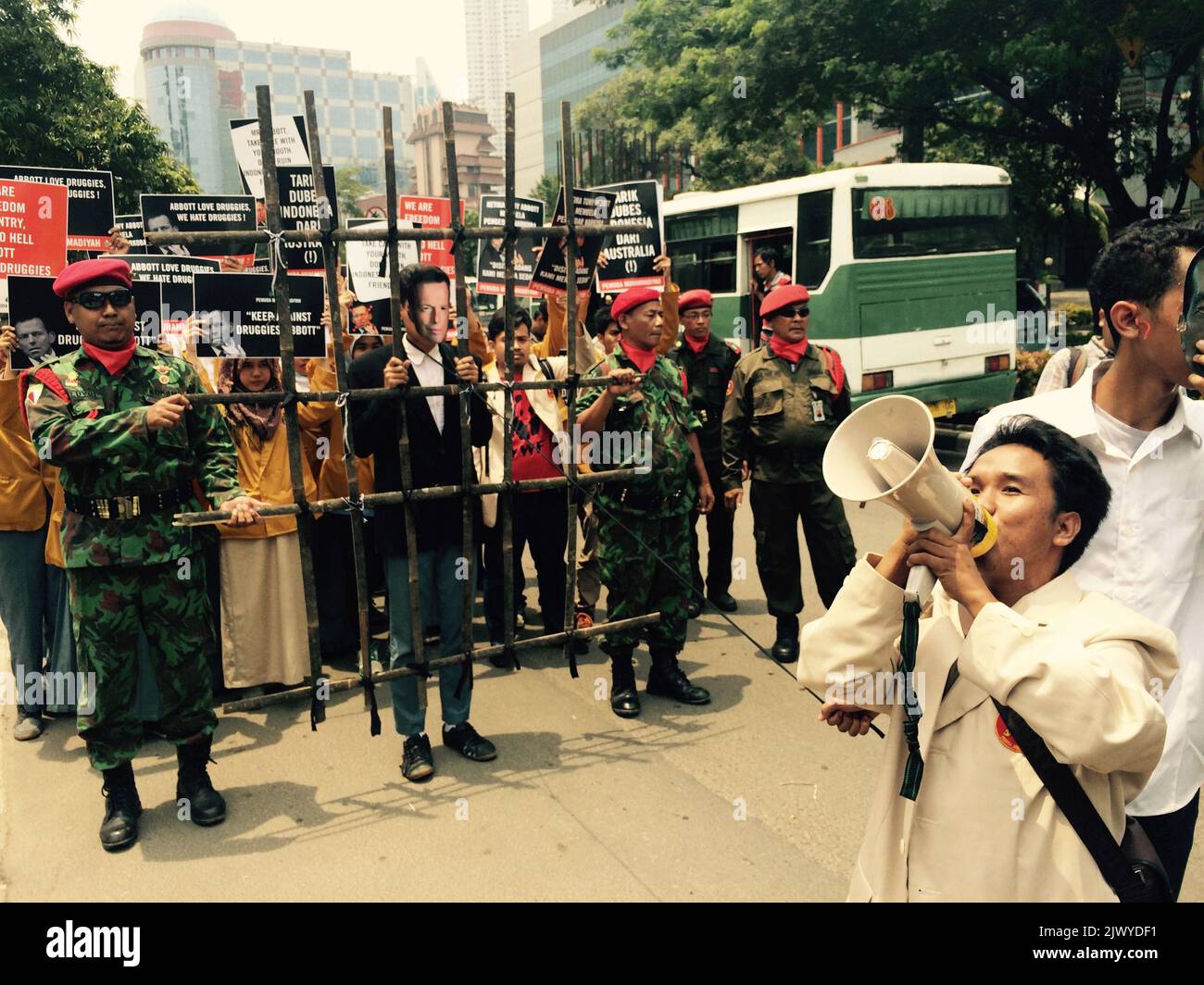 Anti-drugs and pro-Indonesian protesters demonstrate outside Australia ...