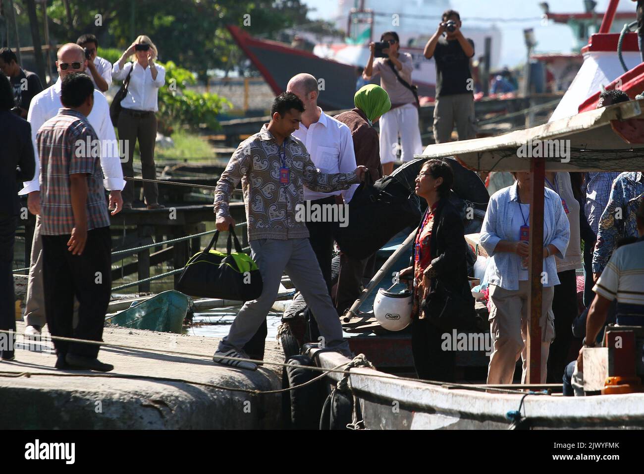 Chintu Sukumaran (centre), the brother of Bali Nine ringleader Myuran ...