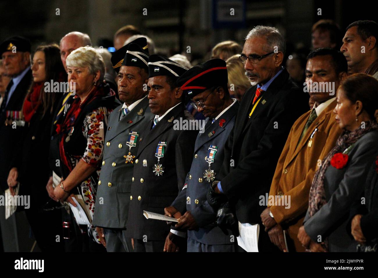 Thousands flock to Martin Place to commemorate the Anzac Day dawn ...