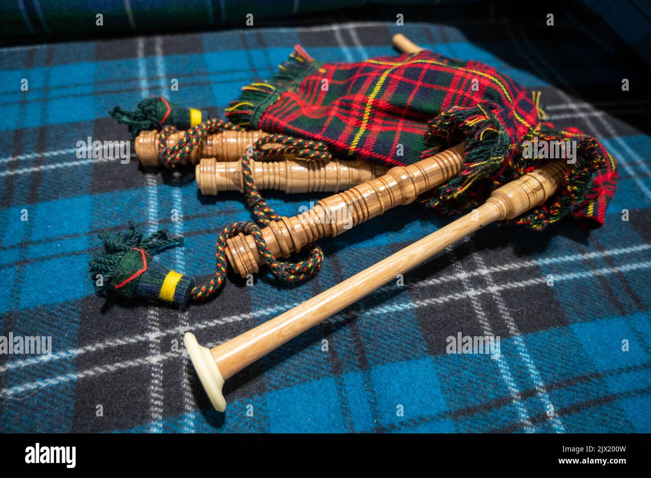 Symbols of Scotland - wollen tartan textile and handmade musical ...