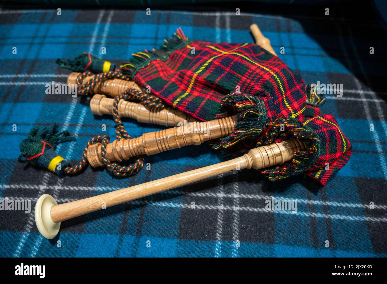 Symbols of Scotland - wollen tartan textile and handmade musical ...