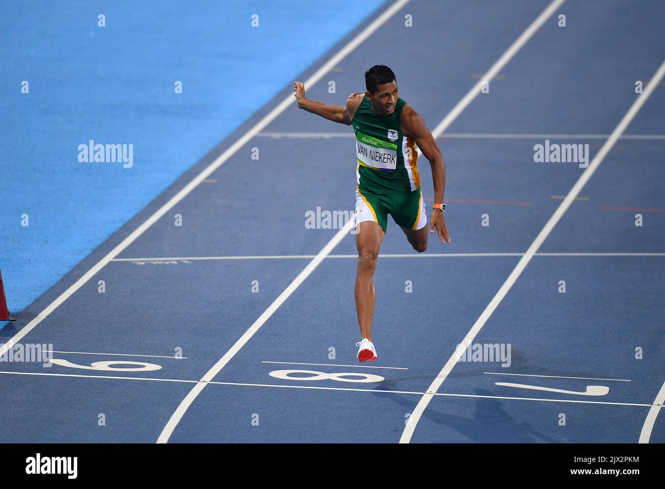 Wayde van Niekerk of South Africa places Gold in the Men's 400m final ...