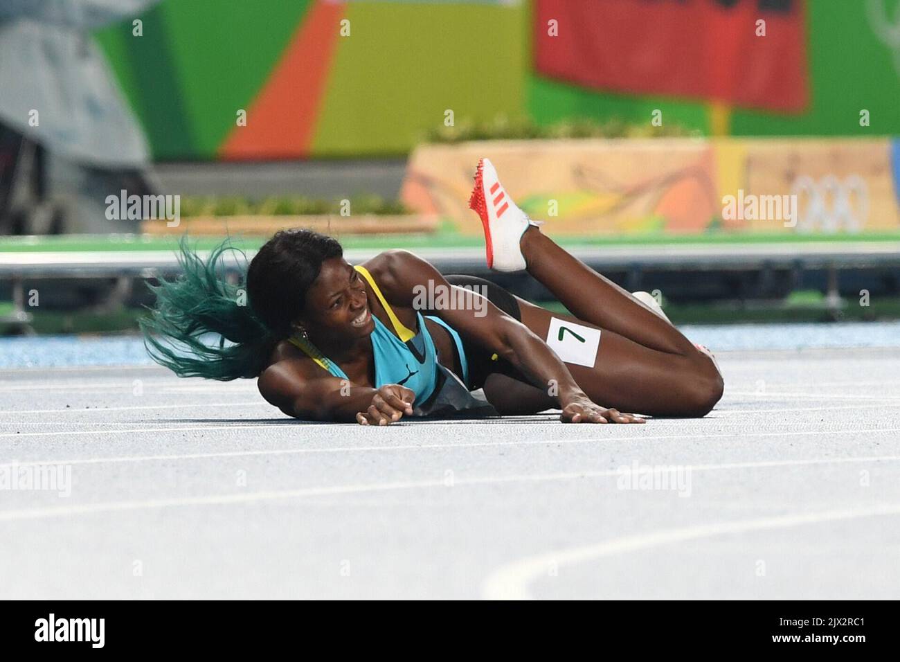 Shaunae Miller of the Bahamas collapses on the finish line to take gold ...