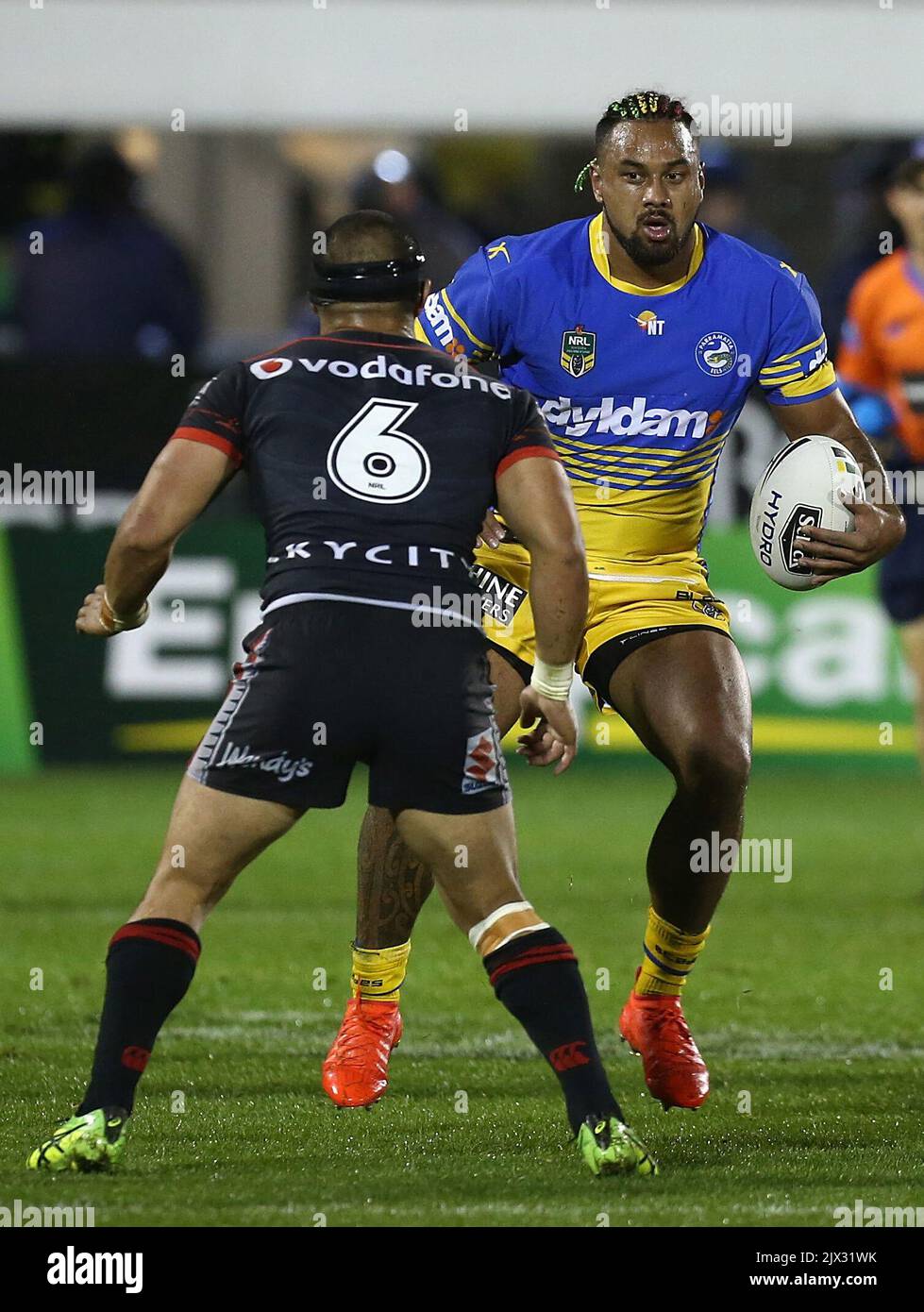 Kenny Edwards of the Eels is challenged by Thomas Leuluai of the Warriors during the Round 26 ...