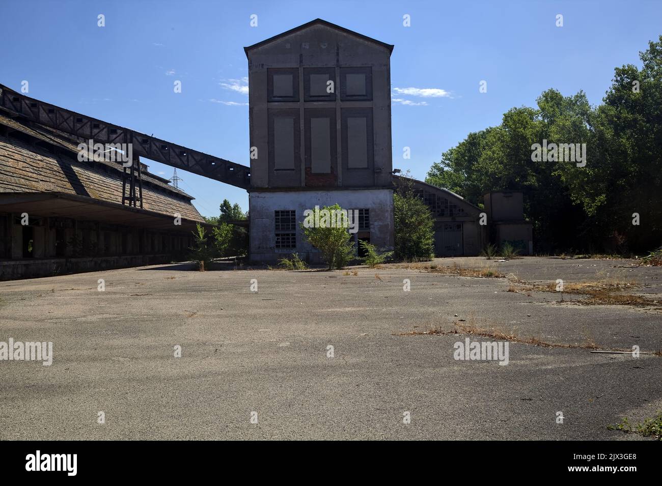 Abandoned cotton mill hi-res stock photography and images - Alamy
