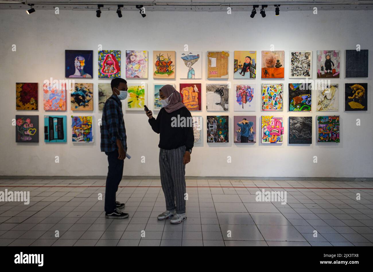 Malang, Indonesia. 06th Sep, 2022. A woman view paitings during the ...