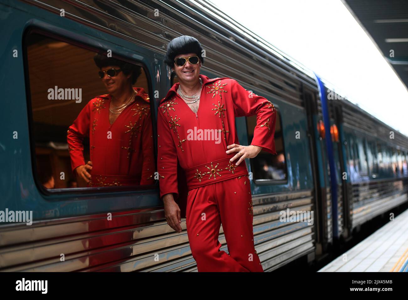 An Elvis look-a-like and Parkes Chamber of Commerce President Geoff ...
