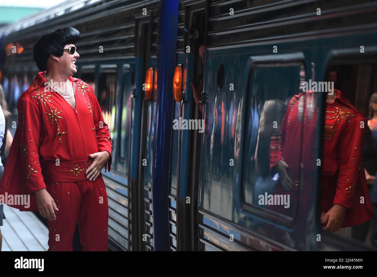 An Elvis look-a-like and Parkes Chamber of Commerce President Geoff ...