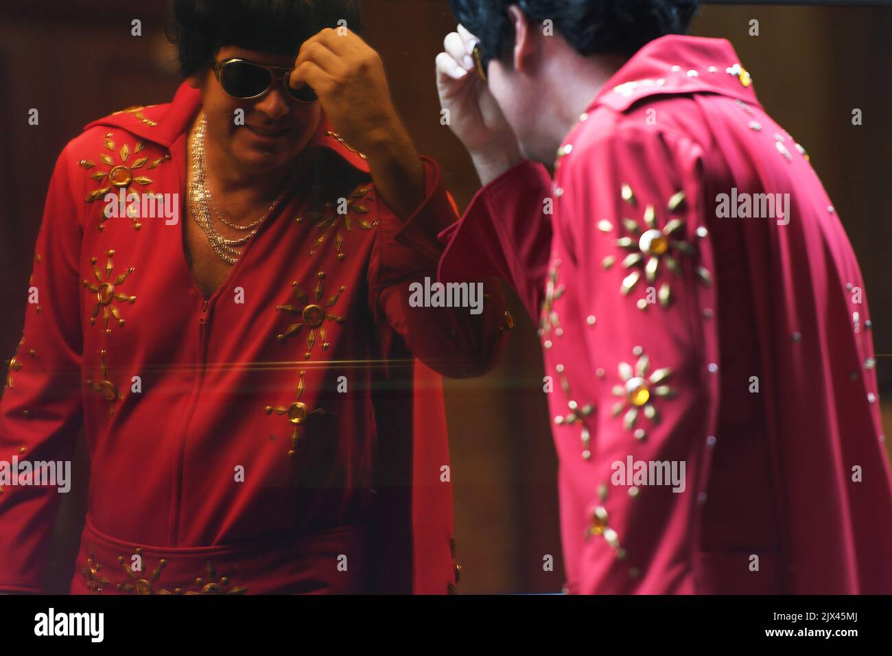 An Elvis look-a-like and Parkes Chamber of Commerce President Geoff ...