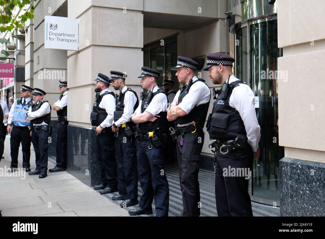 London, UK. 6th September, 2022. Police officers stand outside the ...