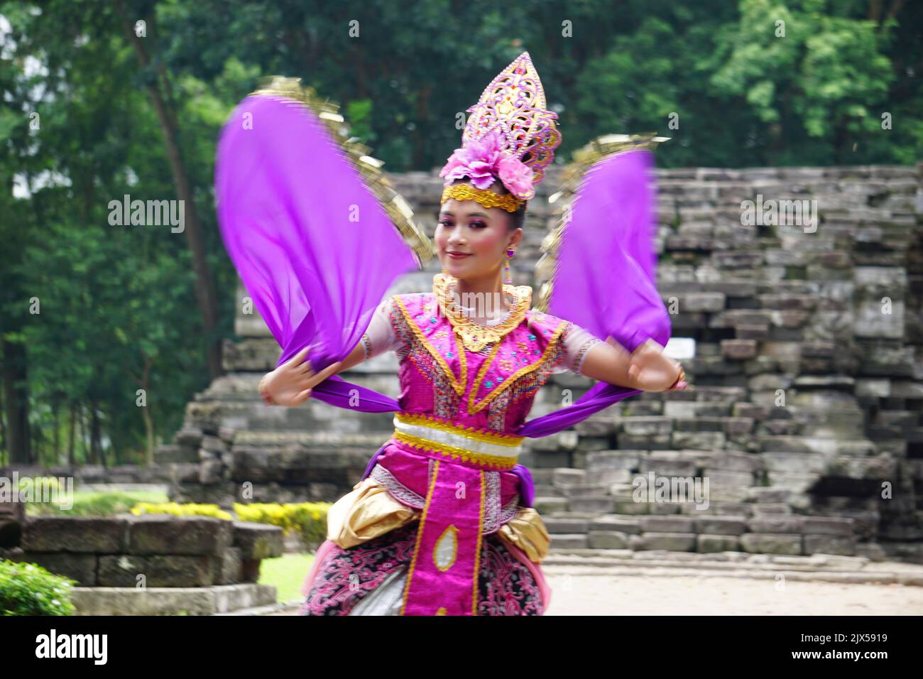 Indonesian dancers with traditional costumes are ready to perform to ...