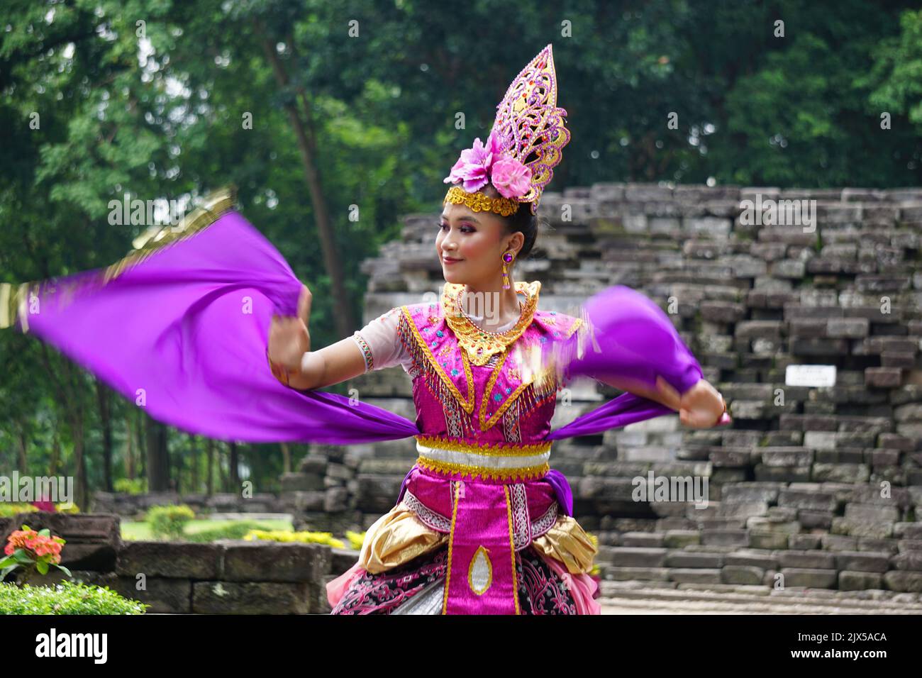 Indonesian dancers with traditional costumes are ready to perform to ...