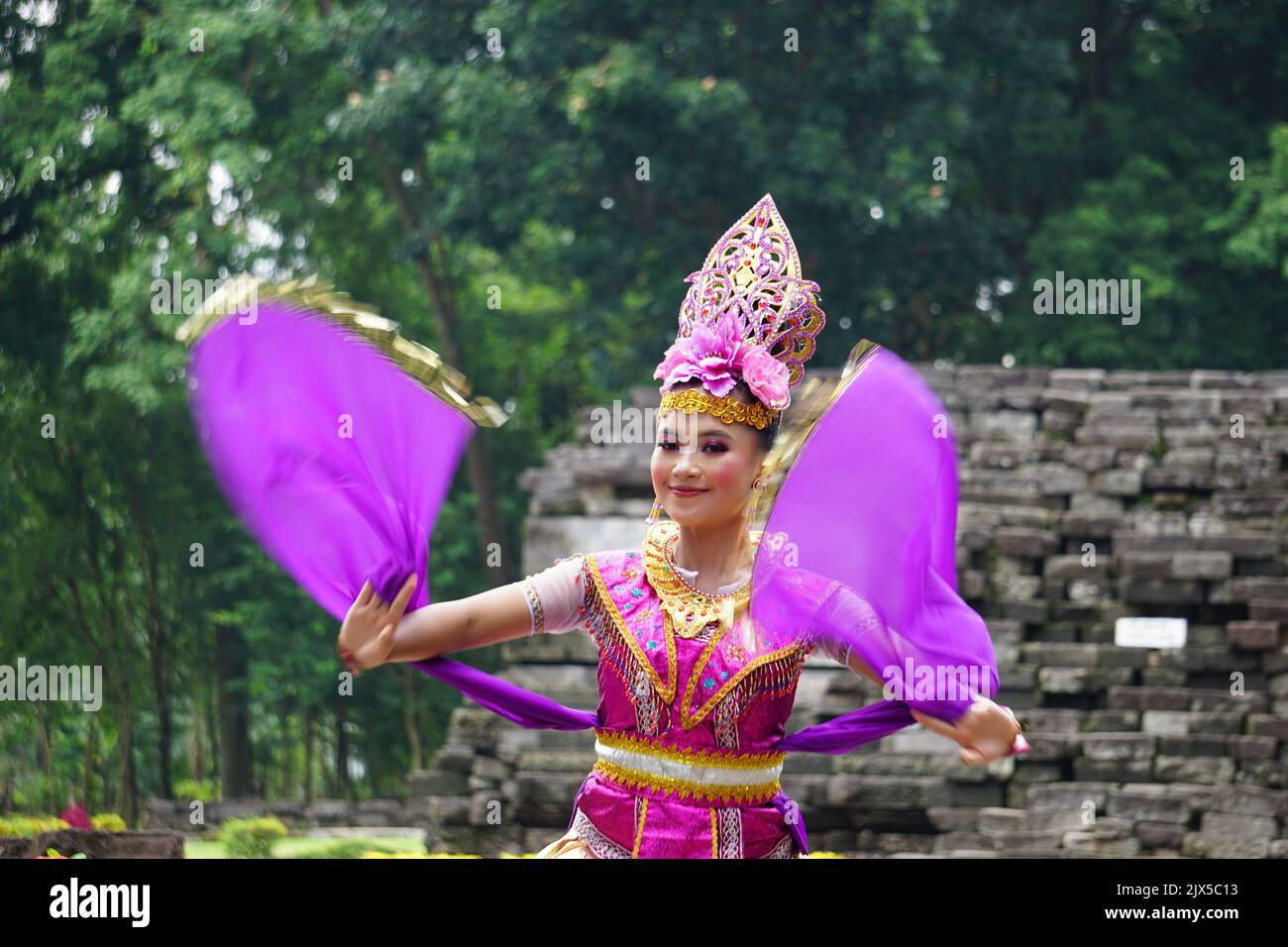 Indonesian dancers with traditional costumes are ready to perform to ...