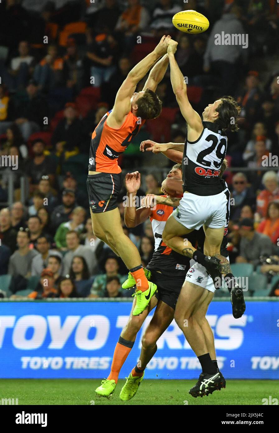 Toby Greene of the Giants (left) and Jasper Pittard of the Power leap ...