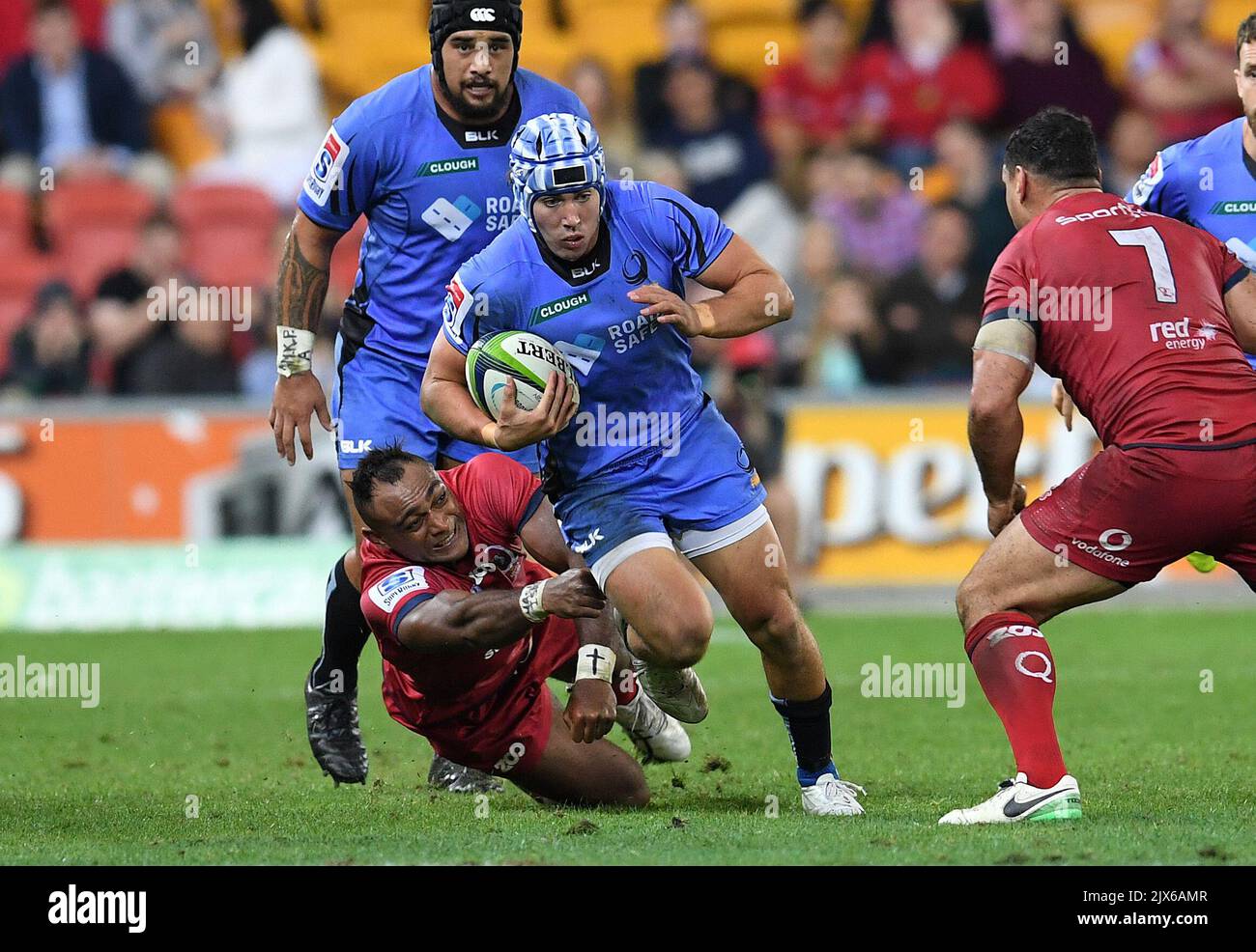 Luke Burton of the Western Force (centre) negotiates Queensland Reds ...