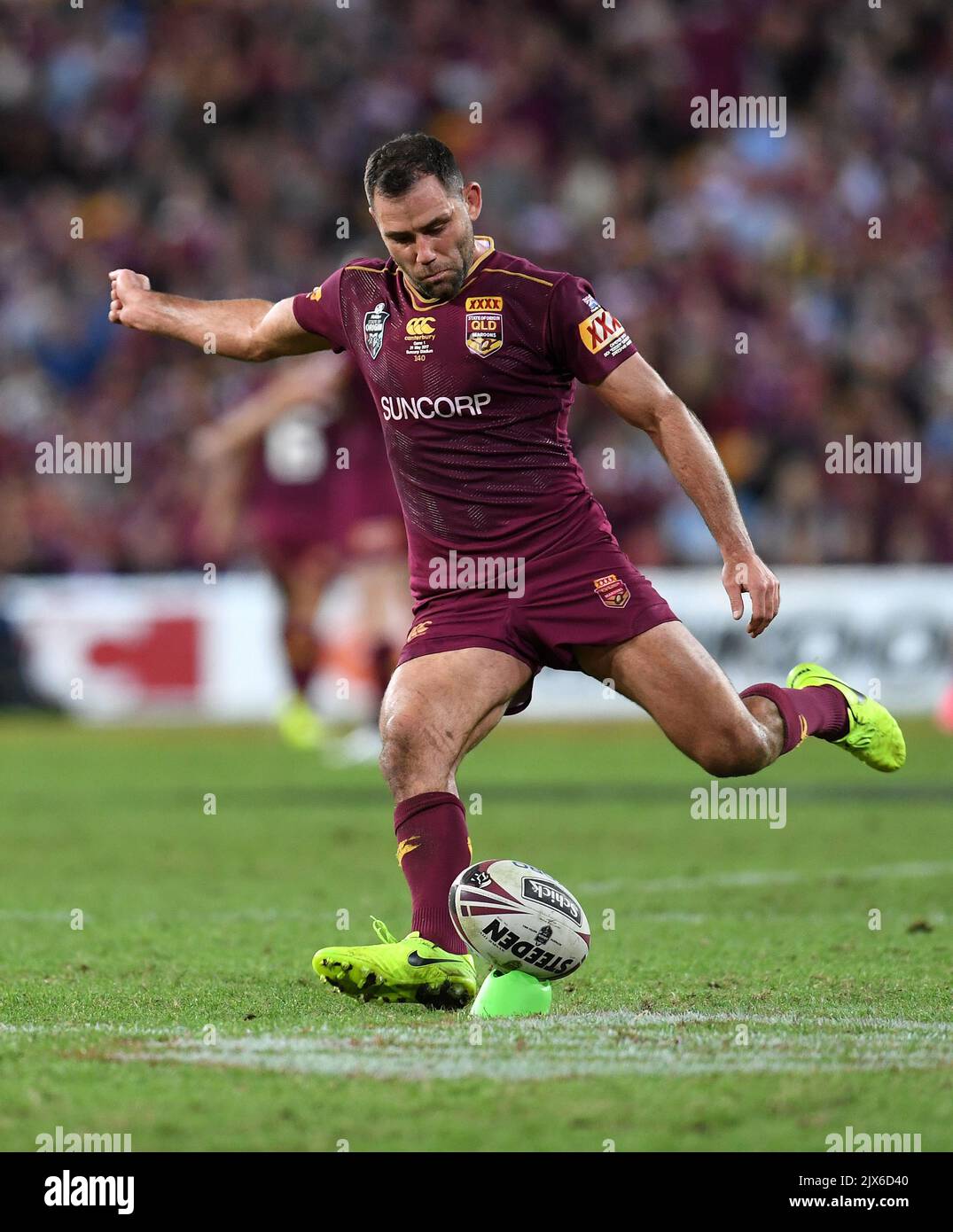 Queensland Maroons captain Cameron Smith kicks a conversion and misses ...