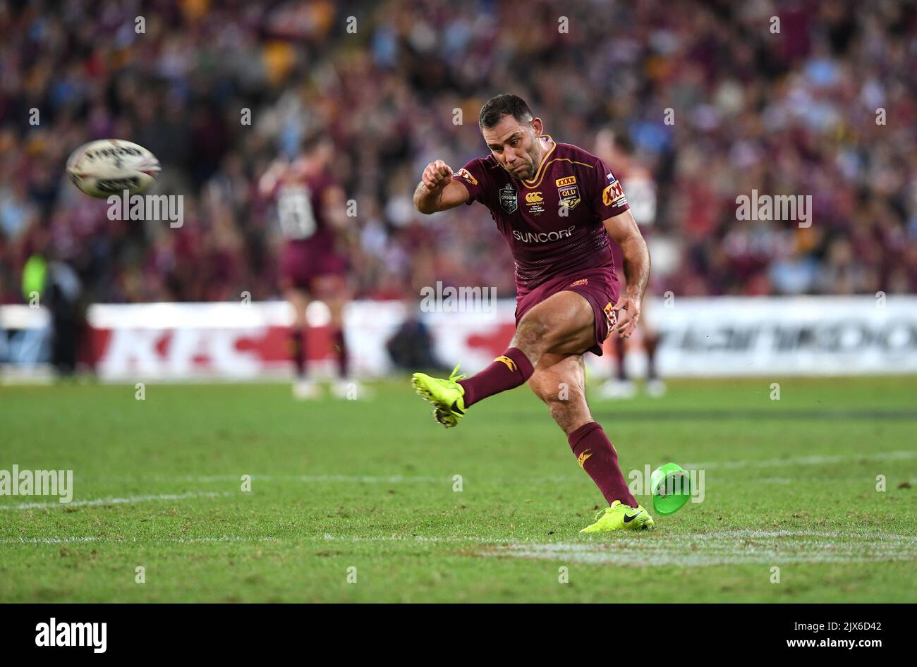 Queensland Maroons captain Cameron Smith kicks a conversion and misses ...