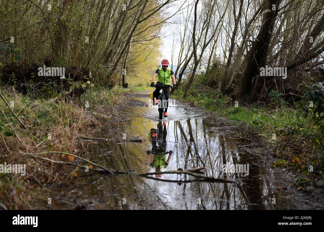 **TO GO WITH TRAVEL FEATURE SLUGGED: TRAVEL NZ CYCLE ** Hitting some ...